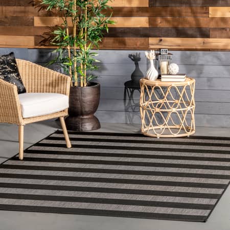 Performance Outdoor Chevron Stripes Indoor/Outdoor Black Rug